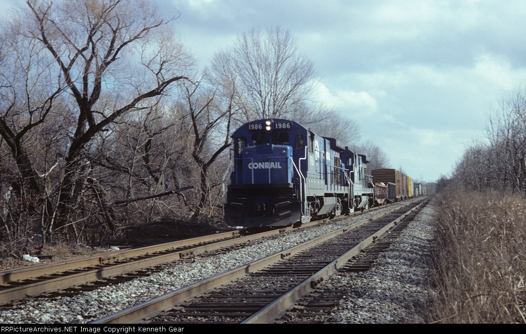 CR 1986 leads a westbound